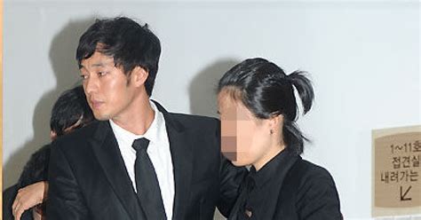 故 박용하 빈소 소지섭 유가족과 함께 입관식장으로
