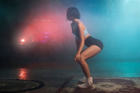 Free Photo Woman Dancing And Twerking At An Indoor Party