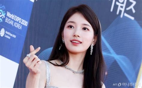 청룡 빛낸 수지 초호화 주얼리 뷔스티에 드레스…미모 감탄 스타일m