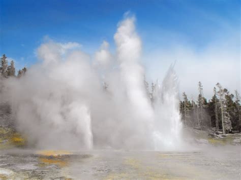 무료 이미지 경치 자연 하늘 바닥 늙은 여름 여행 봄 공원 미국 푸른 화려한 노랑 물줄기 전국의 구름 뜨거운 쪽으로 간헐천 화산의