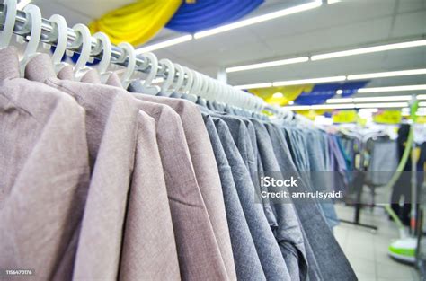 상점 판매 개념쇼핑몰에서 옷걸이에 매달려 여성을위한 옷의 다채로운 선택 0명에 대한 스톡 사진 및 기타 이미지 0명 개체 그룹 다양 Istock