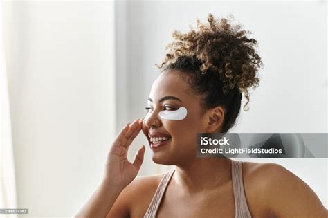 현대적인 아파트에서 휴식을 취하면서 자기 관리를 즐기는 젊은 아프리카계 미국인 여성 25 29세에 대한 스톡 사진 및 기타 이미지 25 29세 가꿔주기 고요한 장면