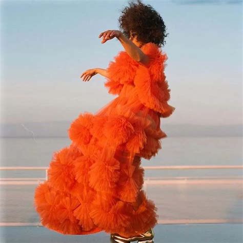 Эффектное макси платье в неоновый оранжевый тюль со сборками прозрачное выпускное вечернее