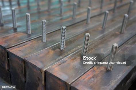 연속 배경에 금속 볼트 강철 볼트와 L프로필 앵글 스틸 과 볼트세트 0명에 대한 스톡 사진 및 기타 이미지 0명 강철 건설 산업 Istock