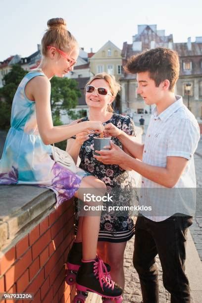 도심에서 함께 가족 시간을 보내는 즐길 여름 하루에 아이스크림을 먹는 어머니 십 대 소녀 및 소년 화창한 오후 먹는 달콤한 디저트에 좋은 시간을 지출 시내 지역