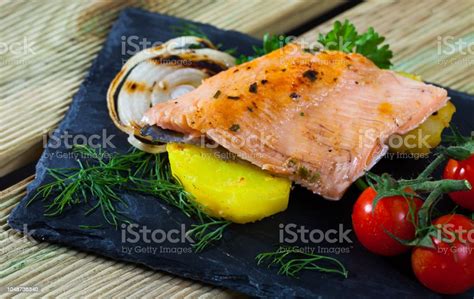 감자 토마토 양파와 채소와 맛 있는 튀긴된 송어 필 레 제공 0명에 대한 스톡 사진 및 기타 이미지 0명 고급 요리 굽기 Istock