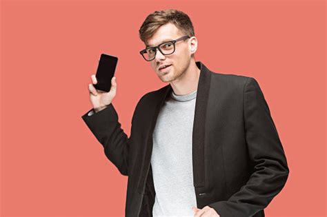 휴대 전화에 대 한 얘기는 빨간색 배경에 젊은 백인 사업가 20 29세에 대한 스톡 사진 및 기타 이미지 20 29세 30 39세 기업 재무와 산업 Istock