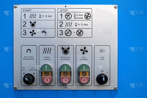 工业控制面板上的按钮和灯