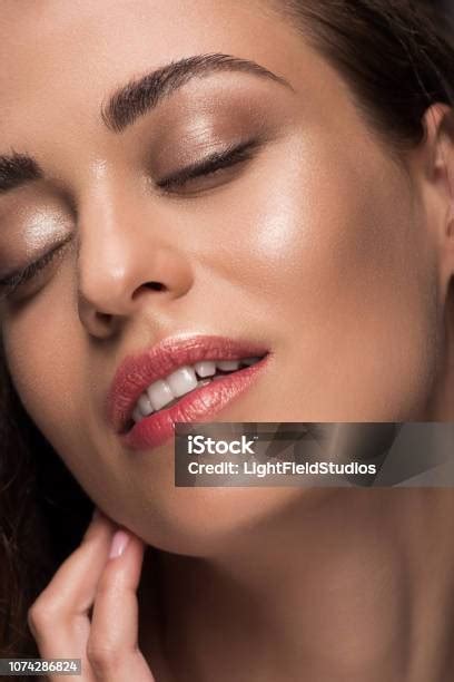 피부 관리와 닫힌된 눈을 가진 아름 다운 부드러운 젊은 여자의 클로즈업 갈색 머리에 대한 스톡 사진 및 기타 이미지 갈색 머리 눈 감기 백인종 Istock