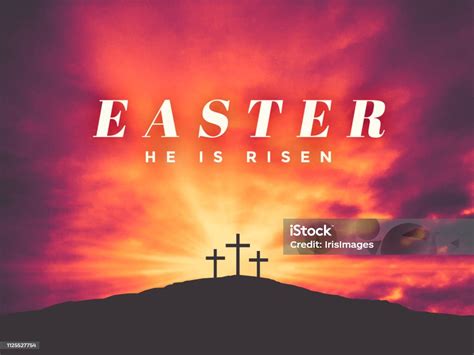 Paskah Dia Bangkit Teks Dengan Tiga Salib Kristen Di Bukit Kalvari Dengan Awan Warnawarni Di