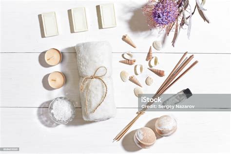 바다 소금 에센셜 오일 비누와 수건을 설정 스파 흰색 나무 배경 마른 꽃 장식 0명에 대한 스톡 사진 및 기타 이미지 0명 개념 건강관리와 의술 Istock