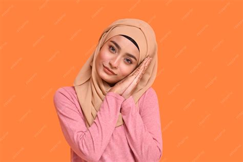 히잡 잠자는 인도 파키스탄 모델을 입고 젊은 이슬람 소녀 프리미엄 사진