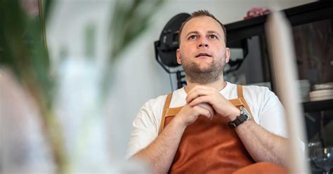Den Moderne Mand Styrer Køkkenet For David Er Det Blevet En