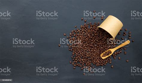 오래된 검은 색 나무 테이블 배경에 커피 콩 모형 및 템플릿은 문자 카드 잡지 표지 포스터 및 배너 등을 텍스트공간으로 만듭니다 맨 위 보기입니다 플랫 레이 0명에 대한