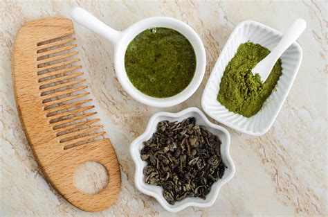 Diy 녹차 말차 마스크 작은 흰색 그릇 면 패드와 나무 헤어 브러시 홈메이드 천연 뷰티 트리트먼트 페이셜 마스크 및 스파 레시피 상단 보기 복사 공간 녹차에 대한 스톡