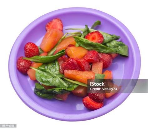 딸기 파인애플 시금치를 접시에 얹은 샐러드 화이트 배경 탑 뷰에 고립 된 과일 채식 샐러드 0명에 대한 스톡 사진 및 기타 이미지 Istock