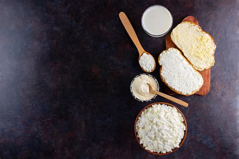 다양한 유제품 어두운 배경에 우유 코티지 치즈와 사워 크림 검은 색 배경에 크림 치즈와 빵 위쪽 보기 건강한 식생활에 대한 스톡 사진 및 기타 이미지 Istock