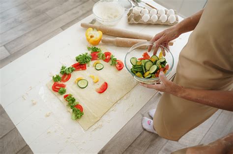 부엌에서 비건 피자를 준비하는 어머니와 딸의 클로즈업 가사 집안일에 대한 스톡 사진 및 기타 이미지 가사 집안일 가정 생활 가정 주방 Istock