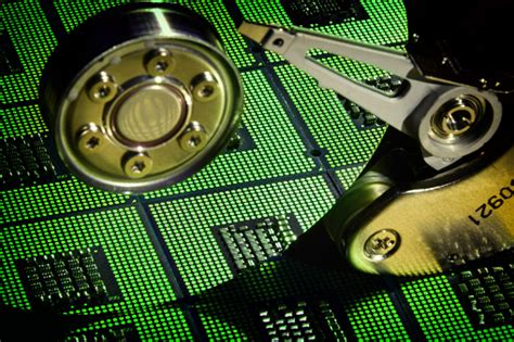 그린 Cpu 프로세서 오픈 하드 디스크 드라이브에 반영 됩니다 디스크에 대한 스톡 사진 및 기타 이미지 디스크 추상적인 하드 드라이브 Istock