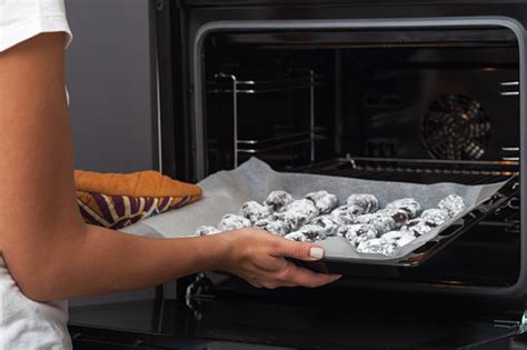 브라우니 쿠키를 굽는 과정 사진은 여성의 손을 보여줍니다 오븐에 쿠키를 넣어 가루 설탕에 대한 스톡 사진 및 기타 이미지 가루 설탕 갈색 계단 Istock