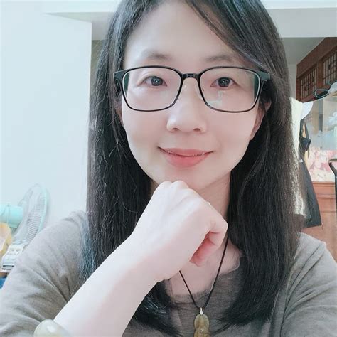 洪仲清臨床心理師 「希望有朝一日，看不見的內心傷痛可以和看得見的身體傷口相提並論。」 與精神科醫師的14週療癒對話， 陪伴「輕鬱症」的你，與不完美的自己溫柔和解。 《雖然想死，但還是想吃辣