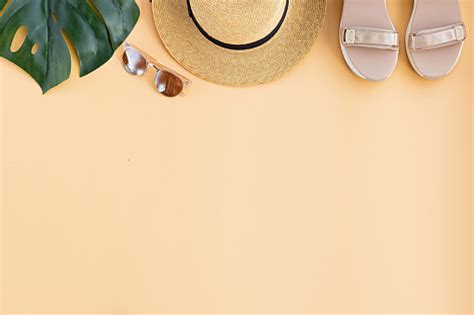 여성 패션 의상여름 구성 몬스타 잎 밀짚 모자 대나무 가방 신발 파스텔 배경에 무선 헤드폰 플랫 레이 상단 보기 오버 헤드 모형 템플릿 복사 공간 0명에 대한 스톡 사진 및
