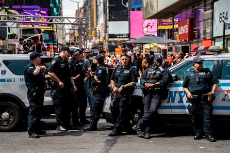 집 밖의 Nypd 거리 생활 거리 장면 경찰 경찰 순찰 경찰관들 경찰차 공공 서비스 공공 안전 관광 교통 국제 관광 군중 권위 낮 뉴욕