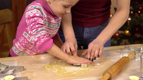 젊은 어머니와 딸이 전통적인 축제 크리스마스 쿠키를 인간의 형태로 만듭니다 반죽에 인형이 놓입니다 169에 대한 스톡 사진 및 기타 이미지 Istock