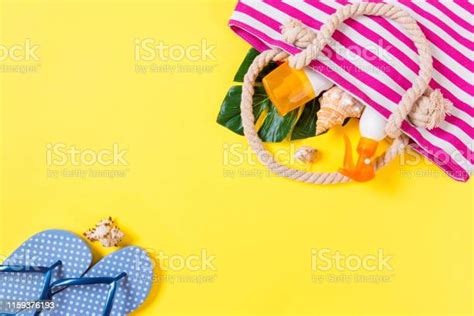 복사 공간이있는 여름 가방 배경 컬러 테이블 여행 개념에 플랫 누워 사진 텍스트 모형을 위한 여유 공간 가방에 대한 스톡 사진 및 기타 이미지 Istock