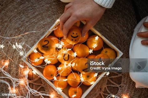 2021 목표 새해 결심 새해 계획 시작 2021년이 다가오고 있습니다 오렌지 상자 숫자 2021 화환 조명과 오렌지에 미소와 손 1월에 대한 스톡 사진 및 기타 이미지