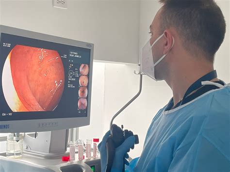 Procedimiento De Endoscopia De Estómago El Hospital Incorpora Un
