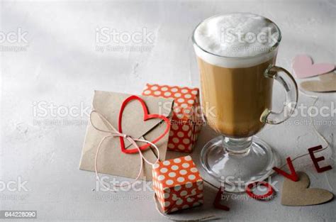 선물 상자 커피 라 떼 봉투와 종이 마음 밝은 바탕에 핑크 레드 화이트 색상 사랑 발렌타인의 날 개념입니다 공간 복사 0명에 대한 스톡 사진 및 기타 이미지 Istock