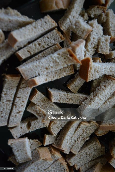 매콤한 튀김 크래커를 만들기 위한 부드럽고 얇게 썬 회색 빵 조각 자연 영양 건강을 위한 건강한 식품 0명에 대한 스톡 사진 및 기타 이미지 Istock