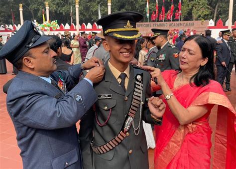 Up सेना में लेफ्टिनेंट बने प्रयागराज के पुष्पेंद्र पहले बाबा फिर पिता