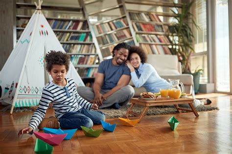 집에서 부모와 함께 시간을 보내는 동안 바닥에 앉아 놀고있는 어린 소년 가족 집 함께 놀이 시간 20 29세에 대한 스톡 사진 및 기타 이미지 Istock
