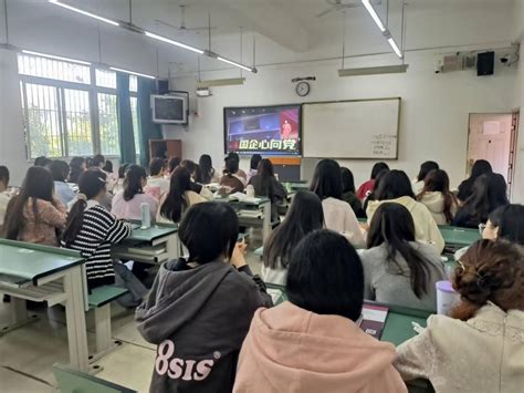 四川护理职业学院组织学生观看视频党课 《学习为民 善小而为》 四川护理职业学院学生工作部（团委）