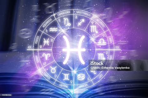 물고기 자리 조디악 기호 공간의 진한 파란색 배경에 조디악 원 점성학 코스모그램 조디악의 열두 징후 과학에 대한 스톡 벡터 아트