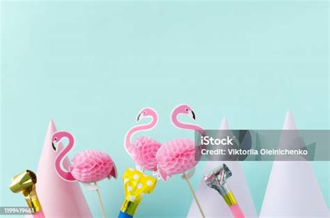 파티를위한 다른 장식 장식 플라밍고 파티 뿔 파란색 배경에 대한 모자 설계를 위한 빈 공간 생일에 대한 스톡 사진 및 기타 이미지 Istock