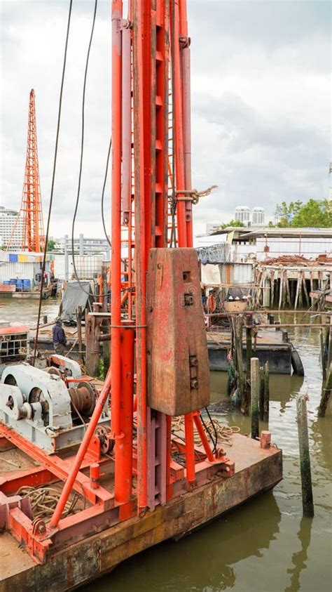 Hydraulic Pile Driver For Installing Concrete Piles River Construction