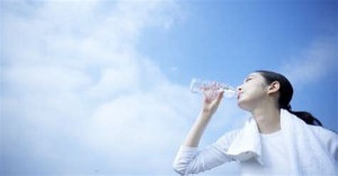 물 하루에 2ℓ 마셔야 좋다는 잘못된 얘기…목 마를 때 마시면 돼