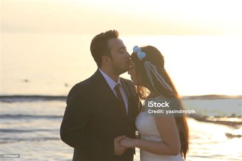 일몰 해변에서 웨딩 사진 촬영 일몰 산책과 포옹 웃음과 키스에서 커플 가족에 대한 스톡 사진 및 기타 이미지 가족 결혼식 기혼 Istock