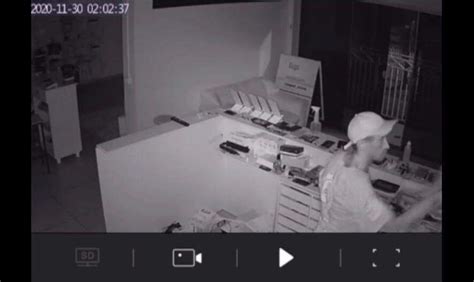 C Mera De Seguran A Flagra Bandido Furtando Loja Pela Vez Em M S Direto Das Ruas Campo