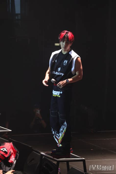 婁峻碩五堅情首單拖來港開騷興奮爆粗 遇fans狂掟胸圍被叫試戴感嘆「很大」 星島日報