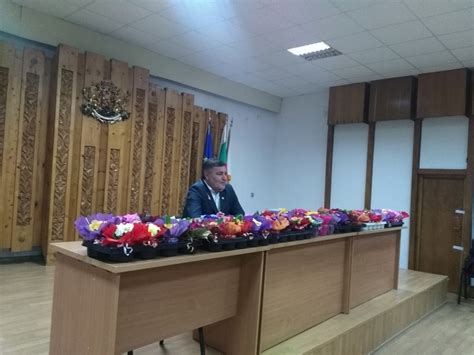 Кметът на Криводол зарадва служителки на празника им