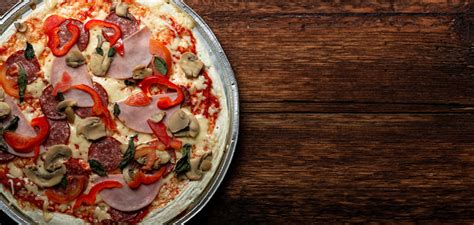 나무 배경에 피자 가장자리 클로즈업 베이컨 살라미 버섯 채소 고기에 대한 스톡 사진 및 기타 이미지 고기 고추류 레스토랑 Istock