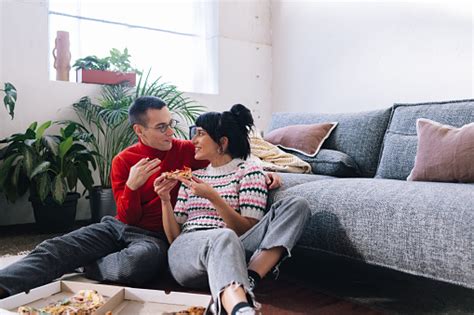 거실의 바닥에 앉아서 좋아하는 빵집에서 피자를 먹는 사랑스러운 커플 25 29세에 대한 스톡 사진 및 기타 이미지 25 29세 2명 30 39세 Istock