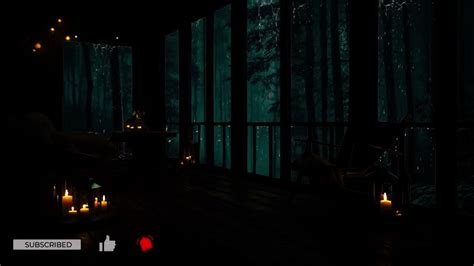 어두운 밤에 숲 밖의 비를 부드럽게 바라보며 촛불 아래 발코니에서 휴식을 취하십시오 편안한 비와 천둥 Youtube
