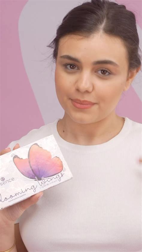 Essence Cosmetics Arabia ‎نحن؟ مهوسون بجمال علبة الآي شادو بلومينغ