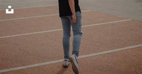 검은 셔츠와 파란색 데님 청바지를 입은 여자가 낮에 갈색 들판을 걷고 있다 사진 Unsplash의 무료 회색 이미지