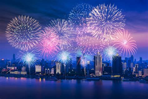 불꽃놀이 도시 배경 사진 및 창의적인 일러스트 무료 다운로드 Lovepik